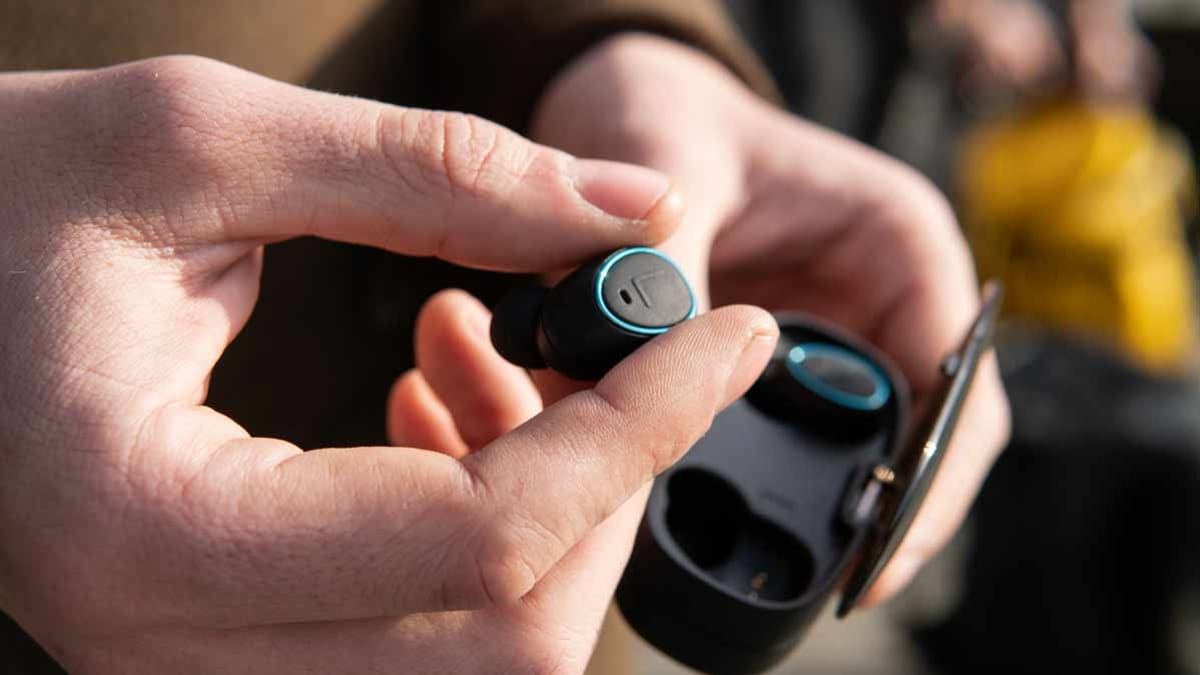 How to Set Up New Headphones | Pairing Bluetooth Headphones - Consumer ...